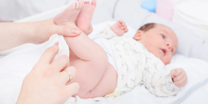 Cómo saber si la orina del bebé es normal o muestra un problema